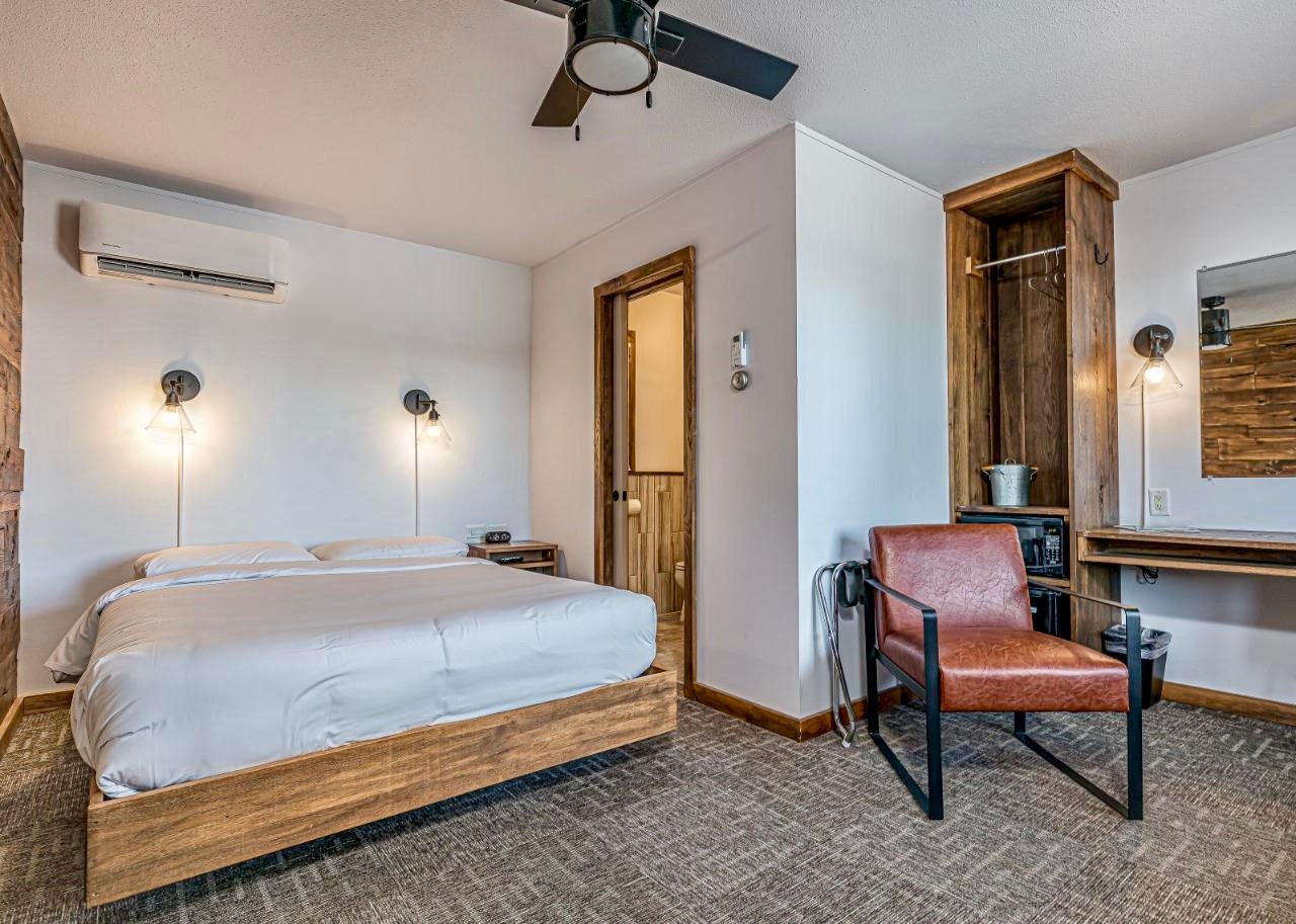Hotel Rooms in Minocqua, WI | Aqua Aire Inn & Suites — Aqua Aire Inn ...